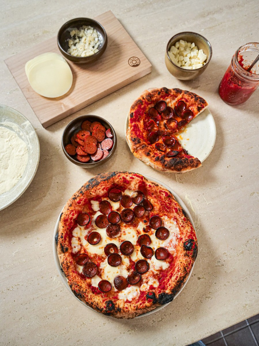 Best, beginner-friendly home oven pizza, without the pizza tools (2023 ...